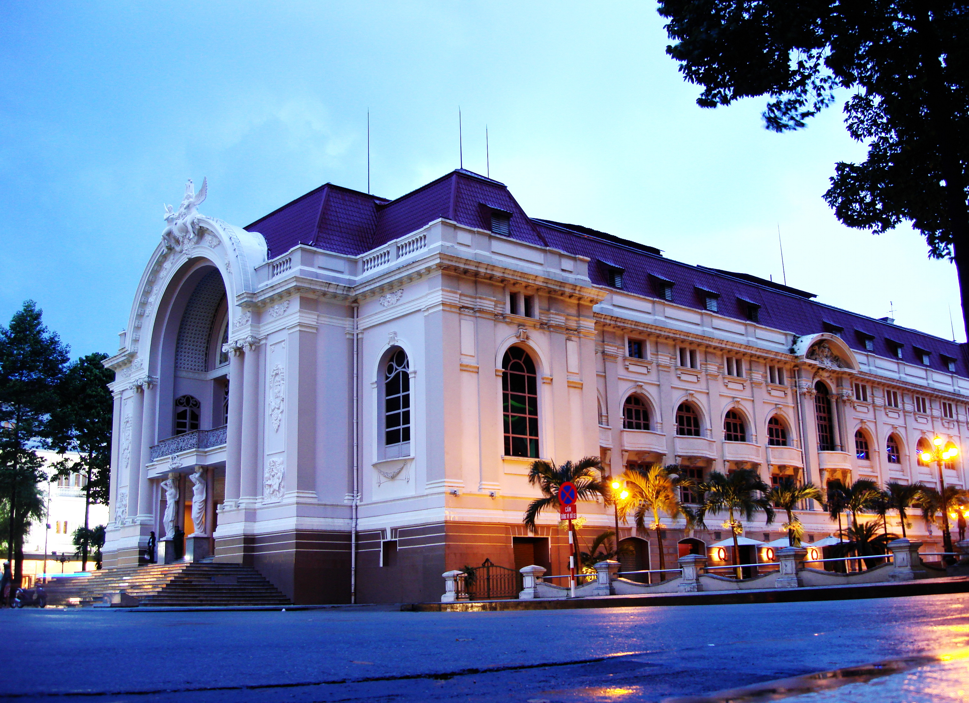 เที่ยวโรงละครโอเปร่า โฮจิมินห์ ด้วยตัวเอง เมื่อไหร่ดี - When OR Where